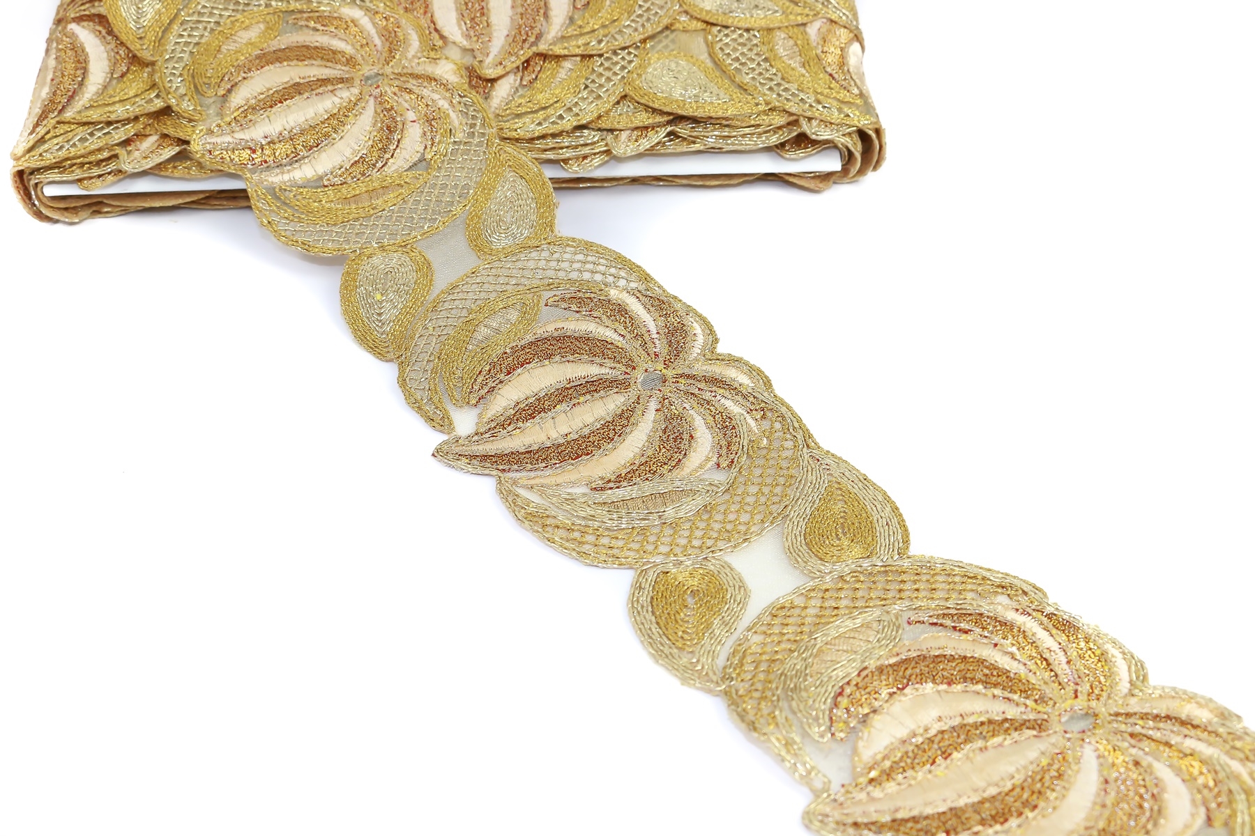 Pasmanterie Brodata cu Fir Metalic, latime 7 cm (1 metru)Cod: EMI40052 ...